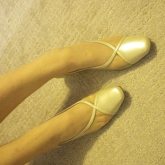 Van Eli | Shoes | Narrow Cream Chunky Heel Classic Pumps | Poshmark